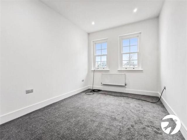 3 bedroom flat for rent in Lowfield Street, Dartford, Kent, DA1