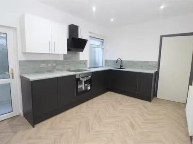 3 bedroom flat for rent in Llantrisant Street, Cathays, Cardif.