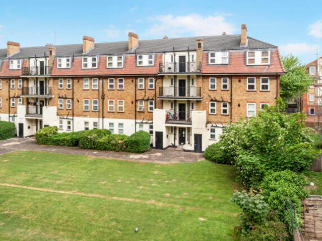 3 bedroom flat for rent in Manor Road, London, E15