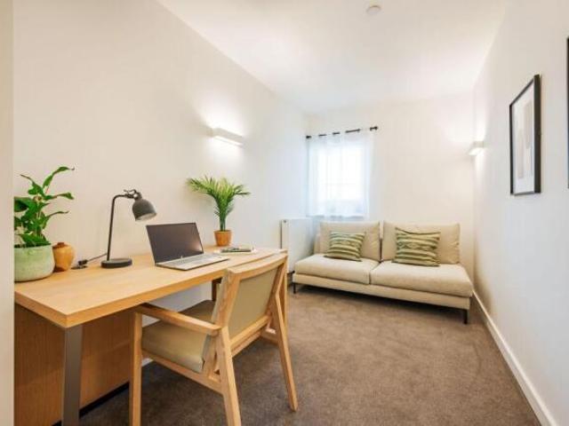 3 bedroom flat for rent in Madeleine Court, North Acton, W3