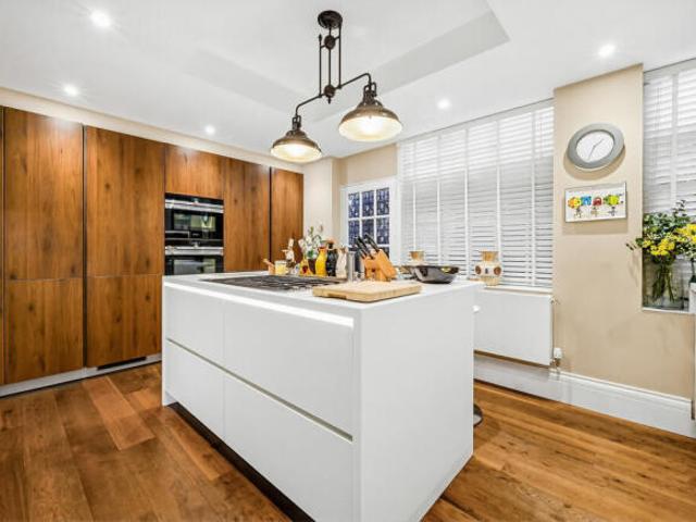 3 bedroom flat for rent in Malvern Court, SW7