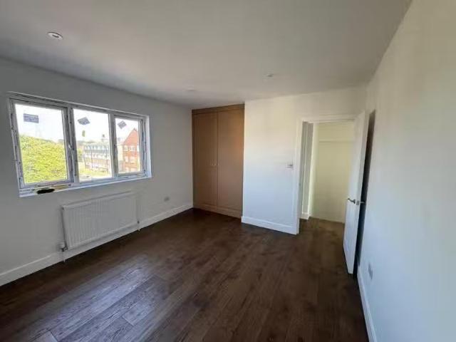 3 bedroom flat for rent in Malden Road, Worcester Park, KT4 7N.
