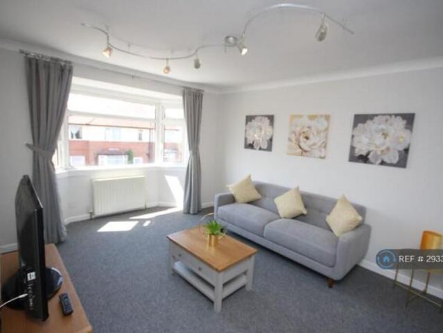 3 bedroom flat for rent in Malmesbury Park Road, Bournemouth, BH8