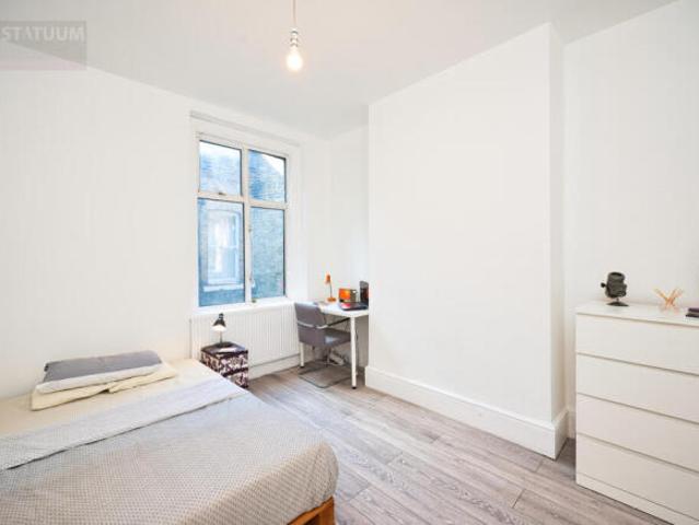 3 bedroom flat for rent in Mare Street, London Fields, Hackney Central, London, Hackney, E8