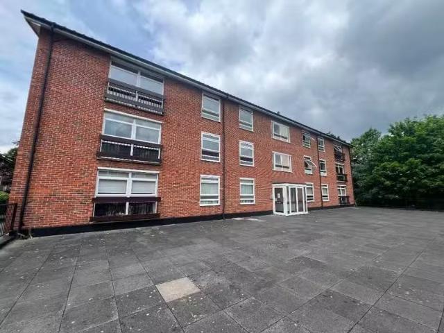 3 bedroom flat for rent in Maresfield, Croydon, London, CR0