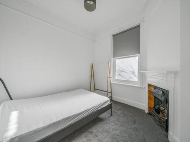 3 bedroom flat for rent in Marius Road, Balham, London, SW17