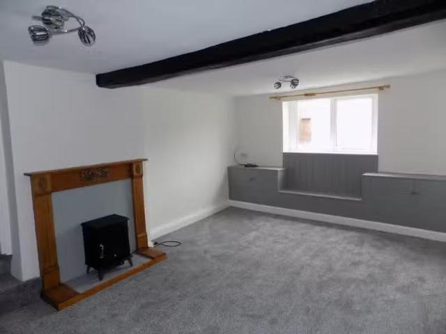 3 bedroom flat for rent in Market Place, Ashbourne, Derbyshire.