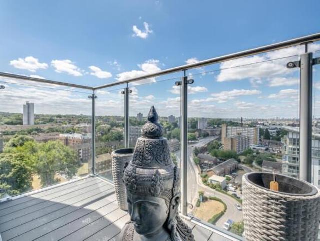 3 bedroom flat for rent in Mast Quay London SE18