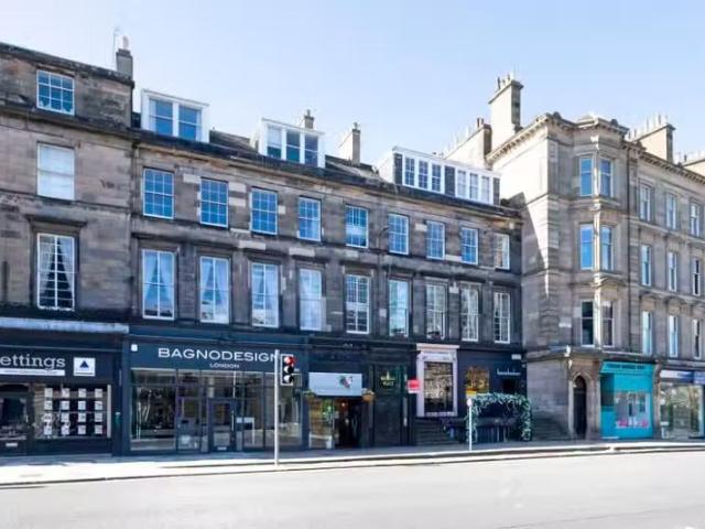 3 bedroom flat for rent in Melville Place, West End, Edinburgh.