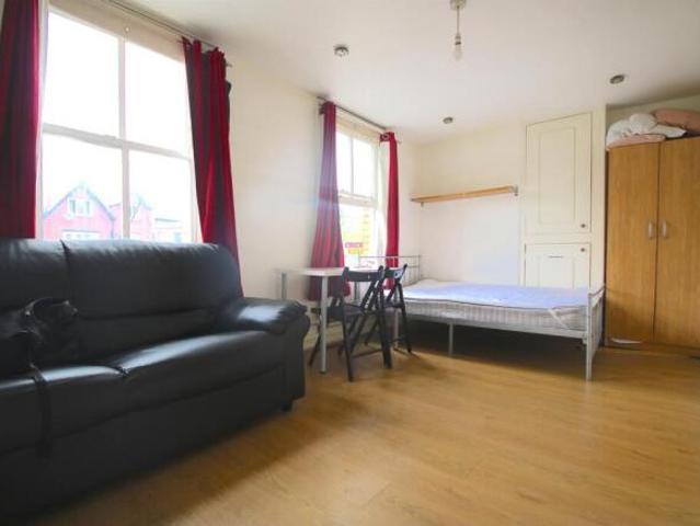 3 bedroom flat for rent in Mile End Road, London, E1