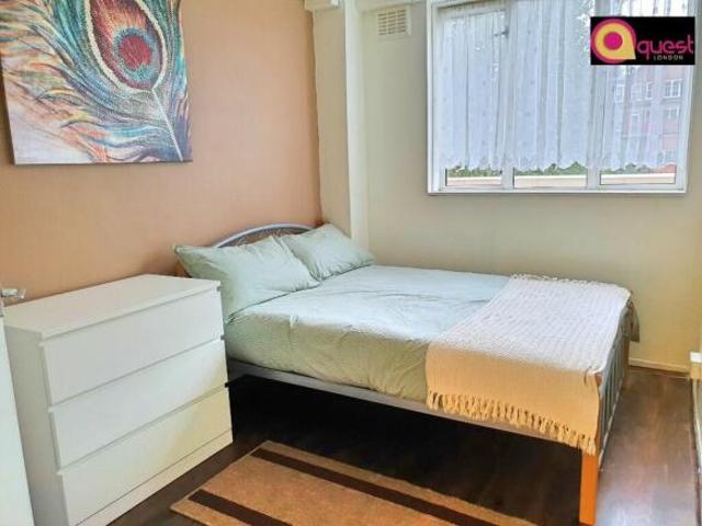 3 bedroom flat for rent in Mile End Road, London, E1