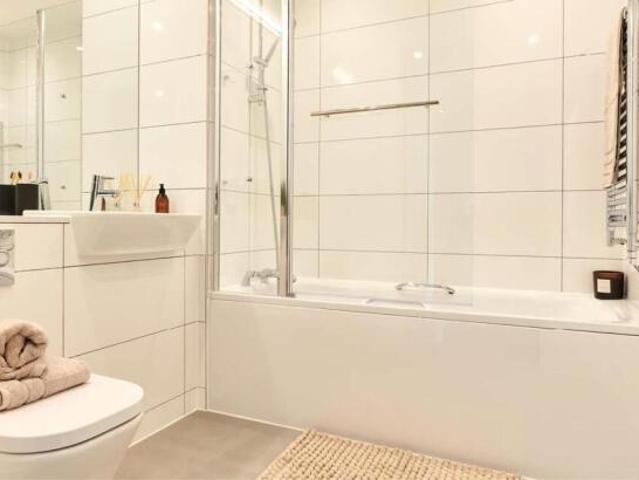 3 bedroom flat for rent in Momento Kew Bridge, TW8