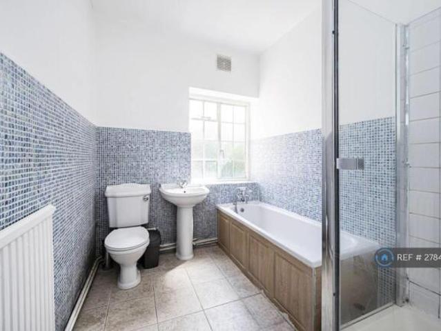 3 bedroom flat for rent in Montrose Court, London, NW11