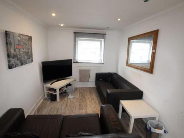 3 bedroom flat for rent in Moira Place, Cardiff, CF24