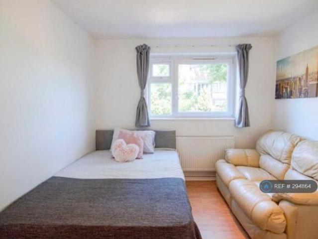 3 bedroom flat for rent in Munster Village, London, SW6