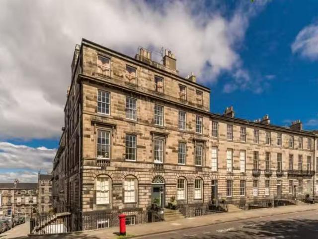 3 bedroom flat for rent in Nelson Street, New Town, Edinburgh.
