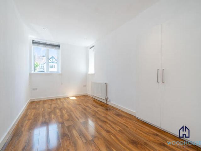 3 bedroom flat for rent in Nether Street, London, N12