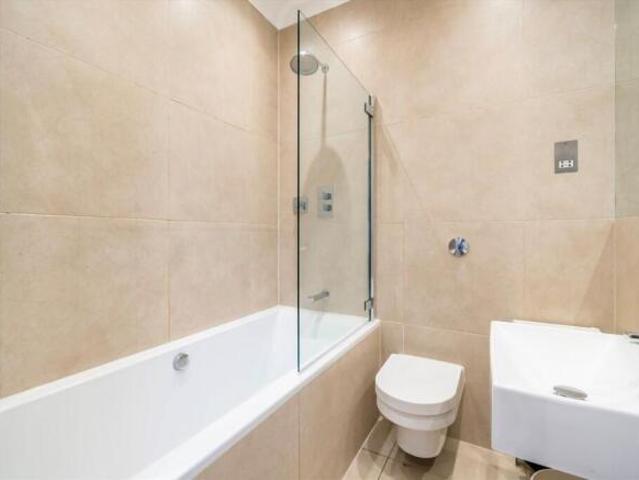 3 bedroom flat for rent in Nevern Square, Earls Court, SW5