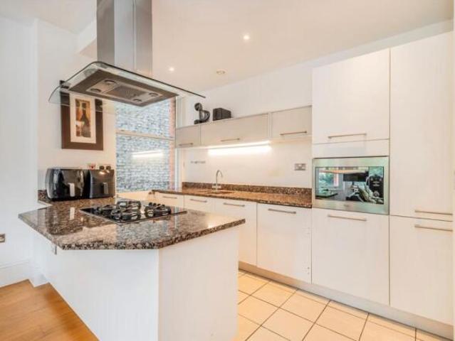 3 bedroom flat for rent in Nevern Square, London, SW5