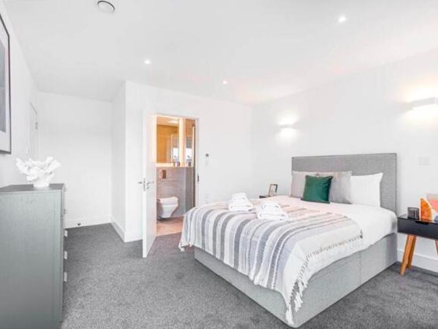 3 bedroom flat for rent in New Horizons Court, London, TW8