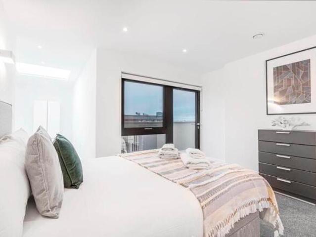 3 bedroom flat for rent in New Horizons Court, London, TW8