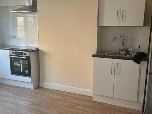3 Bedroom Flat For Rent In New Malden, London