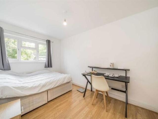 3 bedroom flat for rent in New North Road, Hoxton, N1