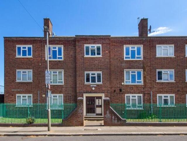 3 bedroom flat for rent in Newbridge Court, Hazelhurst Road, SW17