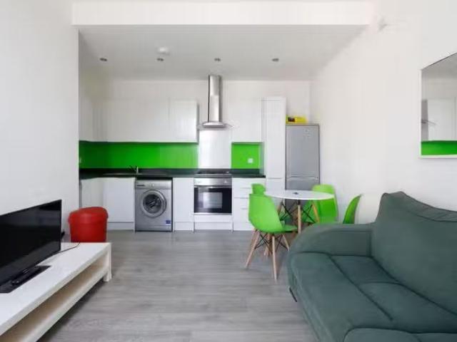 3 bedroom flat for rent in Newmarket Terrace, Brighton, BN2