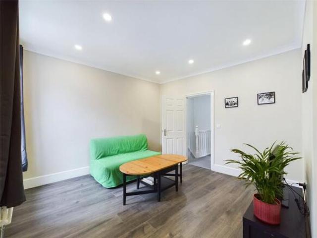 3 bedroom flat for rent in Newport Road, Leyton, London, E10