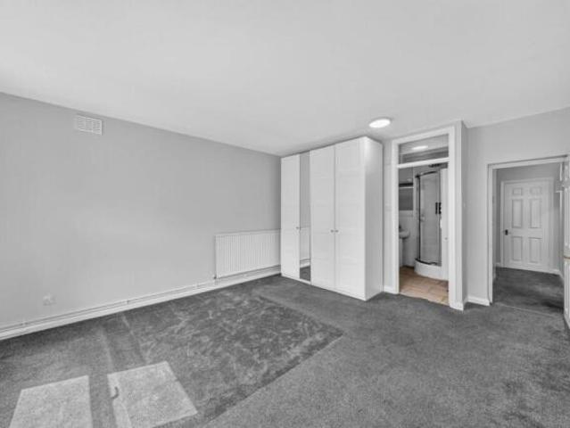 3 bedroom flat for rent in North Side Wandsworth Common, Wandsworth Town, SW18