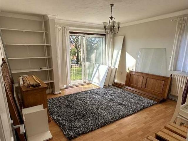 3 bedroom flat for rent in Norley Vale London SW15