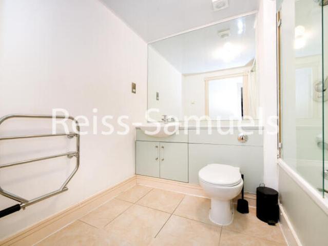 3 bedroom flat for rent in Nova Building, Newton Place, Isle of dogs, London, E14