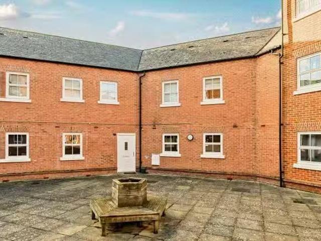 3 bedroom flat for rent in Nymet Court, Aylesbury, HP19