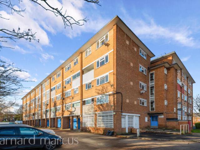 3 bedroom flat for rent in Oakfield Close, New Malden, KT3