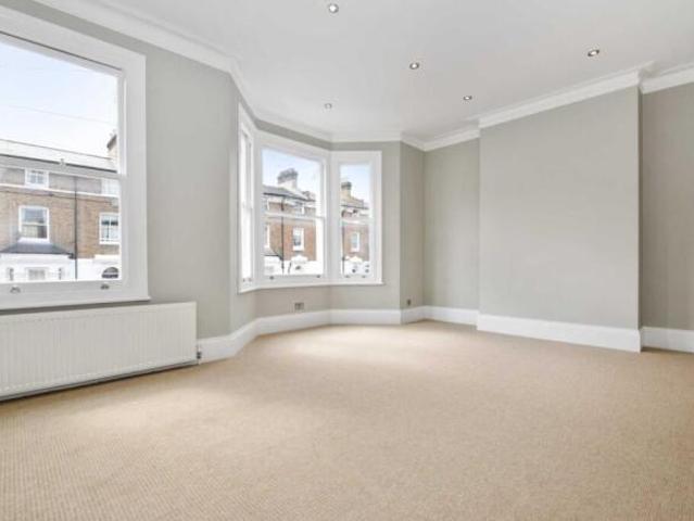 3 bedroom flat for rent in Oaklands Grove, Shepherds Bush, W12 0JA, W12