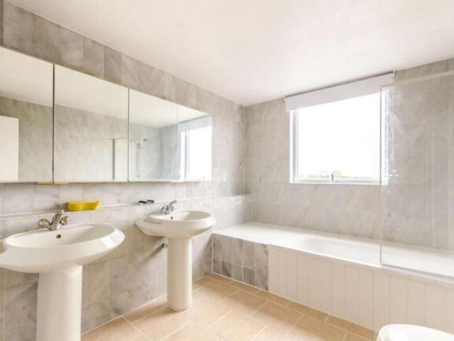 3 bedroom flat for rent in Oakleigh Road North, Finchley, London, N20