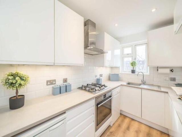 3 bedroom flat for rent in Oberstein Road, Battersea, SW11