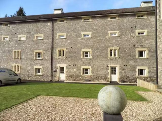 3 bedroom flat for rent in Old Brewery Place, Oakhill, Nr Rads.