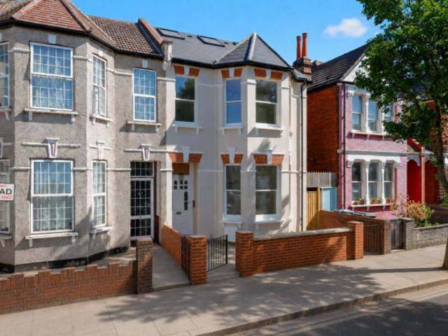 3 bedroom flat for rent in Olive Road, London, NW2