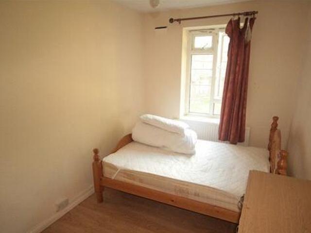 3 Bedroom Flat For Rent In Oval, London