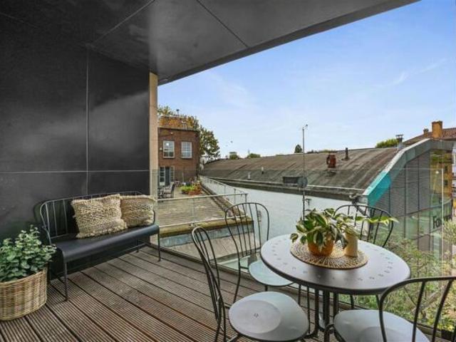 3 bedroom flat for rent in Oval Road, Camden, NW1