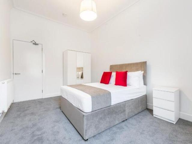3 bedroom flat for rent in Oxford Street, Edinburgh, EH8