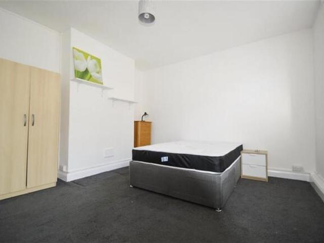 3 bedroom flat for rent in Page Street, London, SW1P