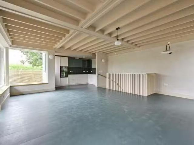 3 bedroom flat for rent in Palace Road, Streatham Hill, London.