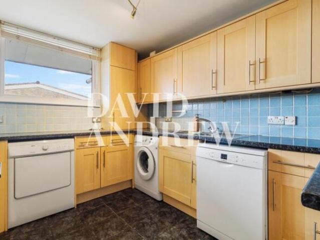 3 bedroom flat for rent in Palmers Road, London, N11