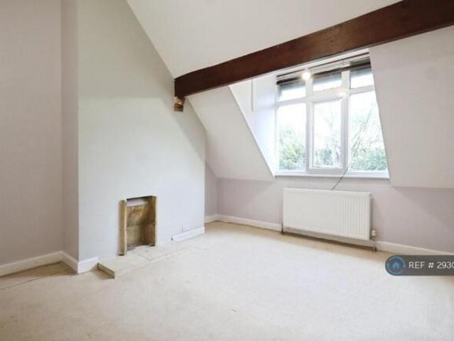 3 bedroom flat for rent in Park Avenue, Roundhay, Leeds, LS8
