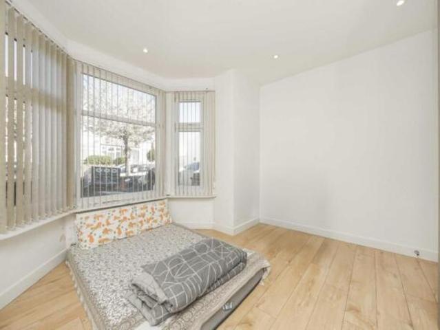 3 bedroom flat for rent in Park Road, London, NW4