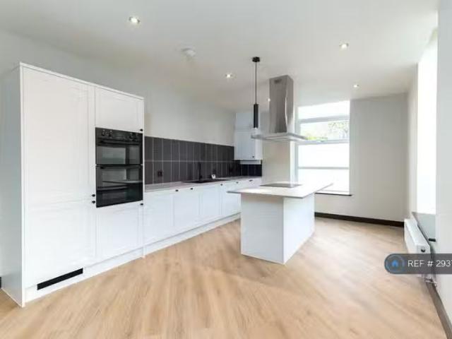 3 bedroom flat for rent in Park Road, Rossendale, BB4