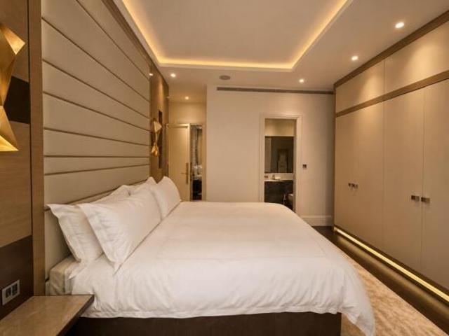 3 bedroom flat for rent in Park Street, London, W1K